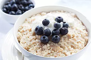 Kiel aliaj cerealoj, Oatmeal enhavas kompleksajn karbonhidratojn, kiuj provizas nian korpon per energio.