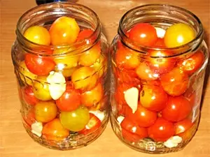 En conserva con tomates de ajo