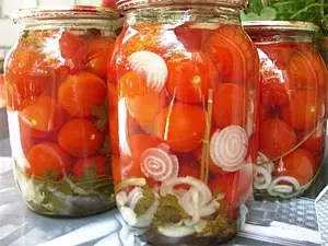 Tomates marinados con cebolas