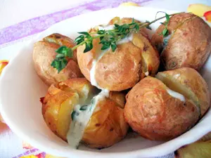 Junge Kartoffeln mit würzigem Käse