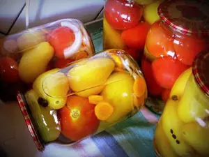 Tomates salgados com cenouras