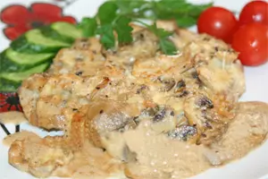 Turkey fillet na may mushroom sa cream