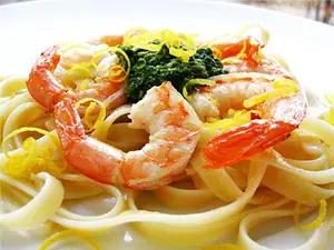 Spaghetti na shrimps katika mchuzi wa cream.