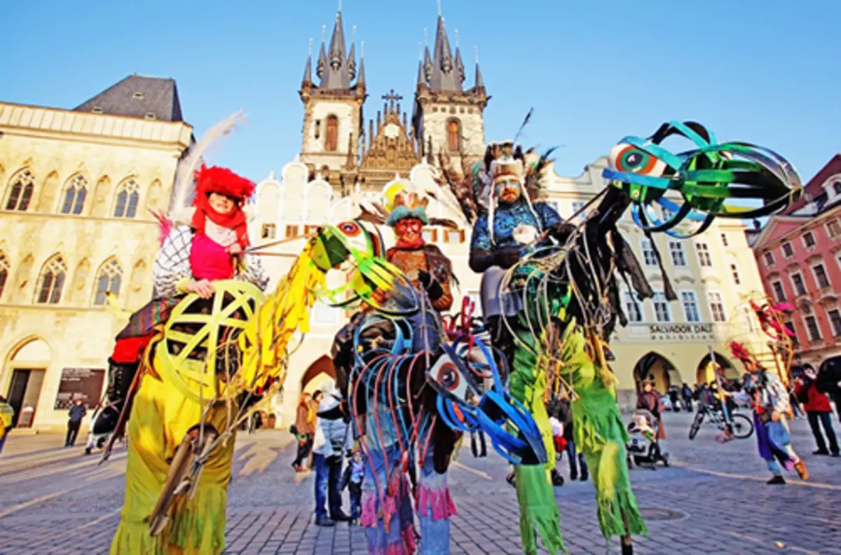 El carnaval i els seus anàlegs en el món