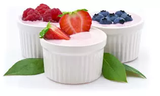 Rezavorlar bilan yogurt