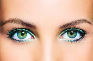 Lors de la création d'un type de maquillage des yeux différent, il est nécessaire de prendre en compte le fait que l'application de la cosmétique varie.