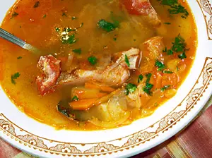 Erbsensuppe mit geräucherten Schweinefleischrippen