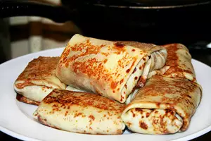 Awọn pancakes pẹlu ohun mimu ọkọ oju omi