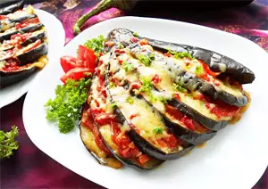 Eggplants na jibini, nyanya na pilipili.