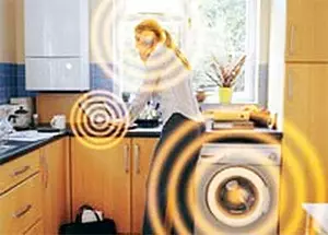 Sumber gelombang elektromagnetik mungkin tidak hanya di dapur, tetapi juga di kamar lain dari rumah kami, misalnya, di ruang tamu