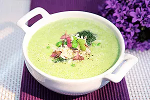 zuppa di broccoli con tre gradi