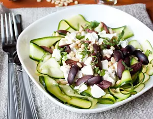 Salat med courgette og nødder