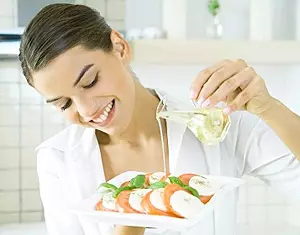 Linen oil for salad refilling