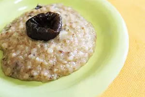 Porridge di riso con prugne