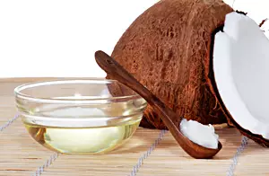 Kokosový olej vyživuje naši pokožku a tvoří ochranný film.