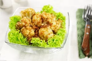 Cauliflower nyob rau hauv breadcrumbs - daim ntawv qhia classic