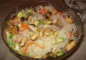 Pirinç noodles ile deniz kokteyli