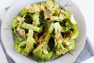 Broccoli con rifornimento di sesamo